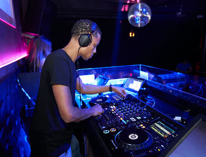 Entertainment Website Examples - In-Depth Reviews of Sites That Inform ...